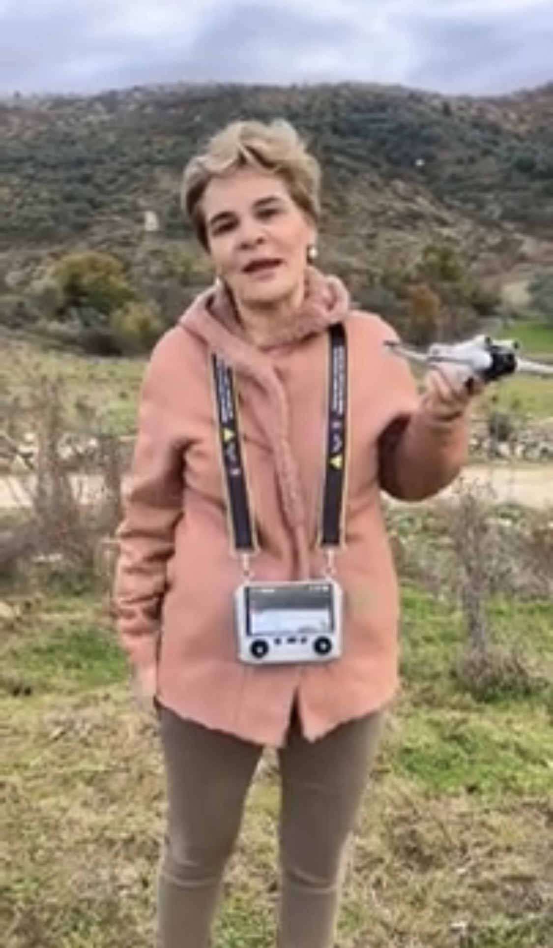 Monika Kryemadhi shkon tek inceneratori i Tiranës dhe ngre dronin ... Monika Kryemadhi shkon tek inceneratori i Tiranës dhe ngre dronin ...